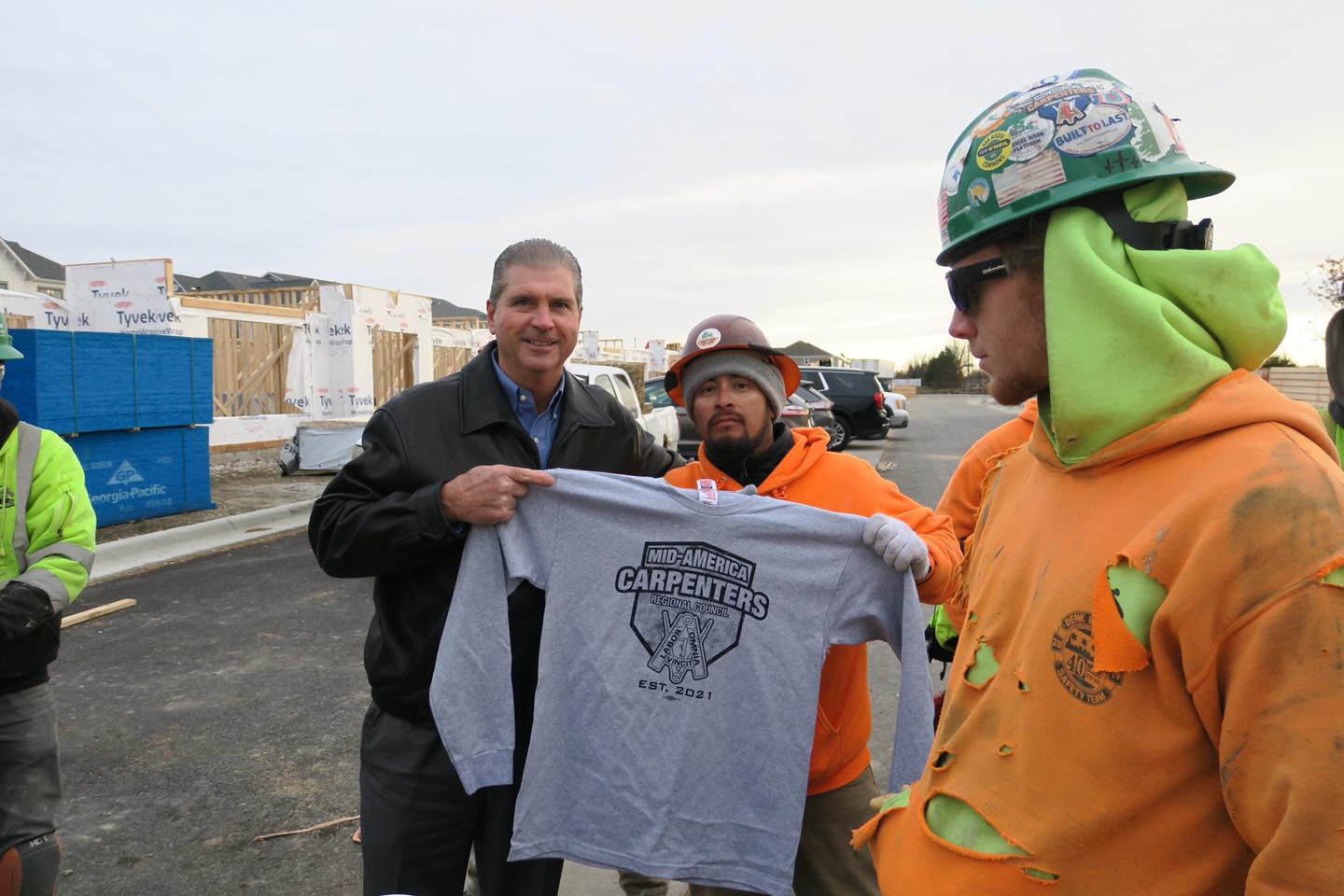 EST Perinar Meets with Members, Hands Out Shirts – Mid-America ...
